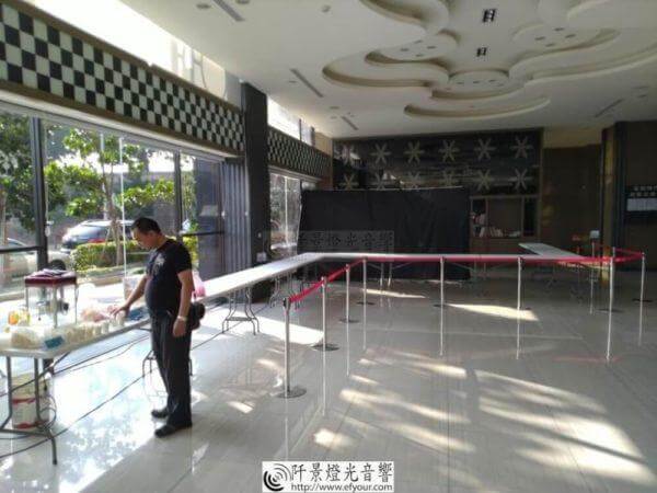 萬向伸縮帶欄柱出租 可搭配指事廣告牌 阡景舞台出租、燈光規劃、音響出租、音控教學、戶外電影設備出租、社團設備教學、手持麥克風、耳掛麥克風