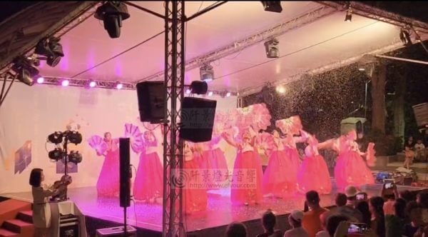 白色塑膠靠背椅出租 阡景舞台出租、燈光規劃、音響出租、音控教學、戶外電影設備出租、社團設備教學、手持麥克風、耳掛麥克風、舞台對講機、活動對講機