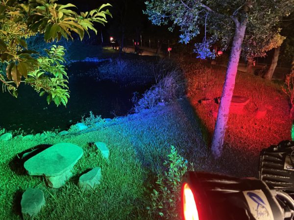 萬向伸縮帶欄柱出租 可搭配指事廣告牌 阡景舞台出租、燈光規劃、音響出租、音控教學、戶外電影設備出租、社團設備教學、手持麥克風、耳掛麥克風