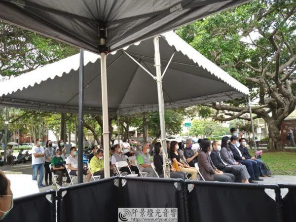 白色塑膠靠背椅出租 阡景舞台出租、燈光規劃、音響出租、音控教學、戶外電影設備出租、社團設備教學、手持麥克風、耳掛麥克風、舞台對講機、活動對講機